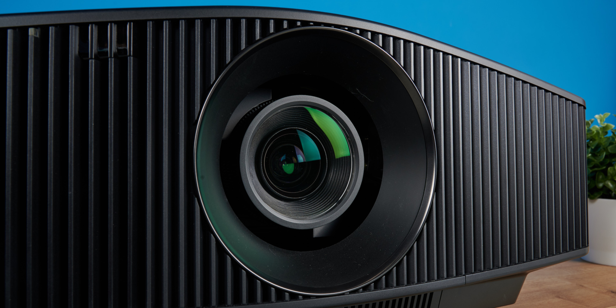 Sony VPL-VW790ES: Laser-Beamer mit echter 4K-Auflösung im Test - HIFI.DE