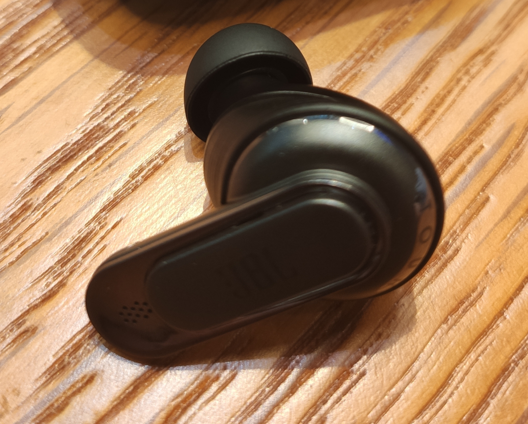 JBL Tour: Neue Lifestyle-Kopfhörer – und ein innovatives Ladecase - HIFI.DE