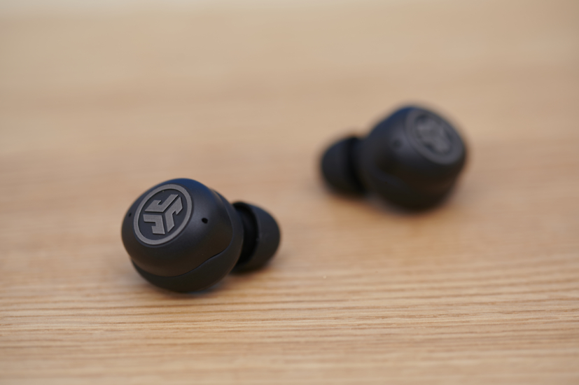 JLab JBuds Air Pro im Test: Basslastiger Klang für wenig Geld - HIFI.DE