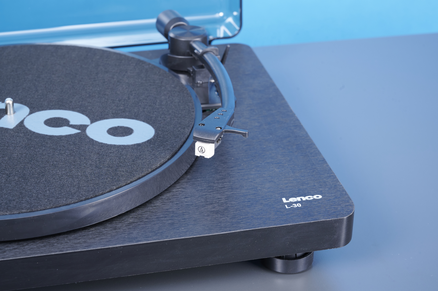 Lenco L-30BK im Test: Phono für Minimalisten - HIFI.DE