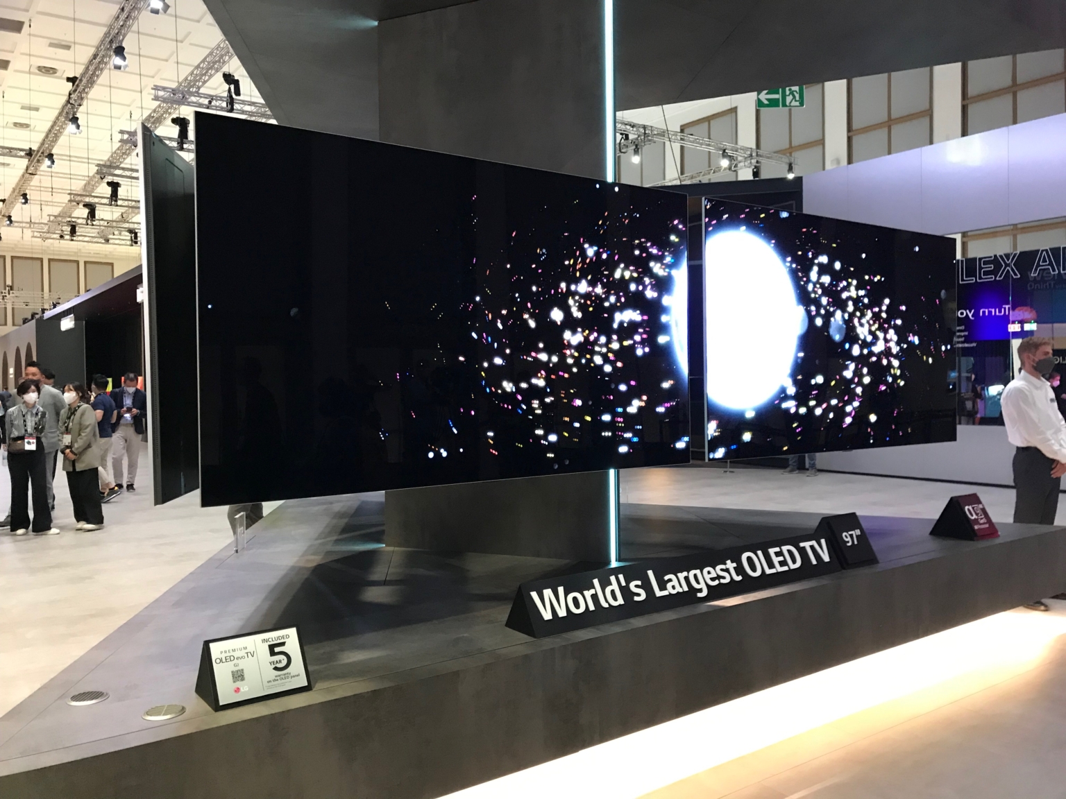 IFA 2022: LG zeigt riesigen 97 Zoll G2 OLED evo Gallery Edition - HIFI.DE