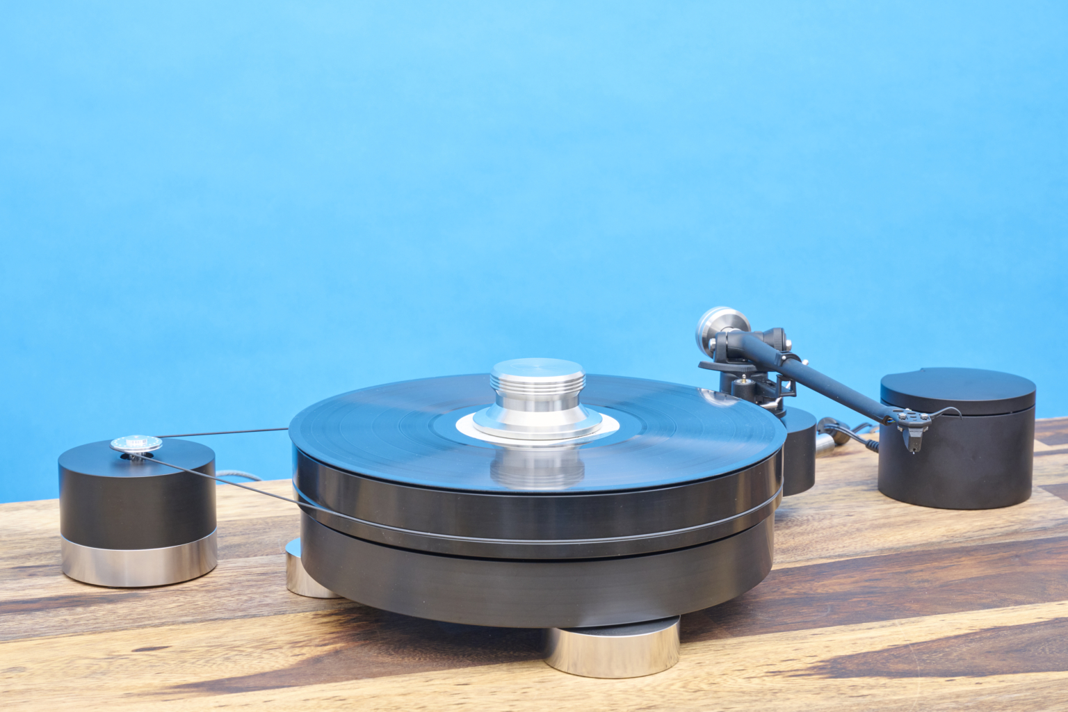 Transrotor Max Nero im Test: Erschwinglicher Luxus-Plattenspieler ...