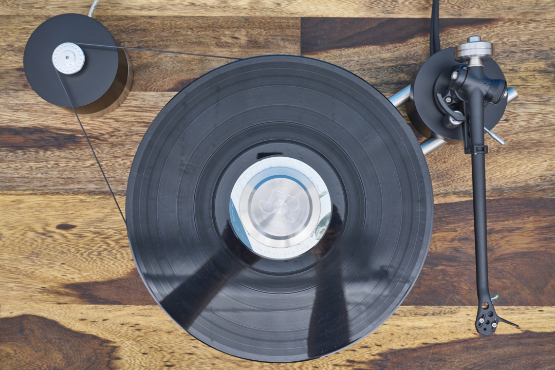 Transrotor Max Nero im Test: Erschwinglicher Luxus-Plattenspieler ...