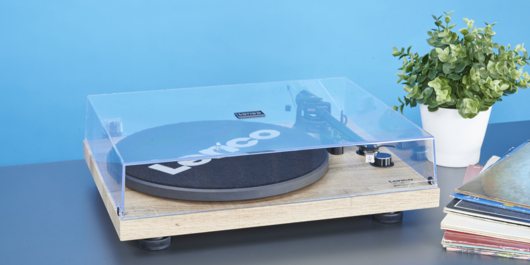 Der HIFI.DE Adventskalender: Gewinne einen Lenco-LBT-188 Plattenspieler ...
