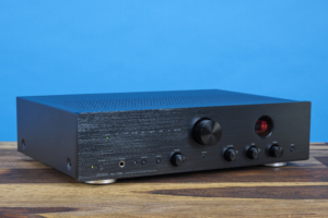 Magnat MA 700 im Test: Vollverstärker mit Röhrensound und viel Komfort ...