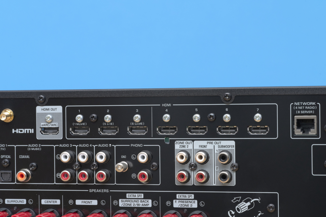 Yamaha RX-V6A im Test: Was steckt hinter der schicken Front? - HIFI.DE