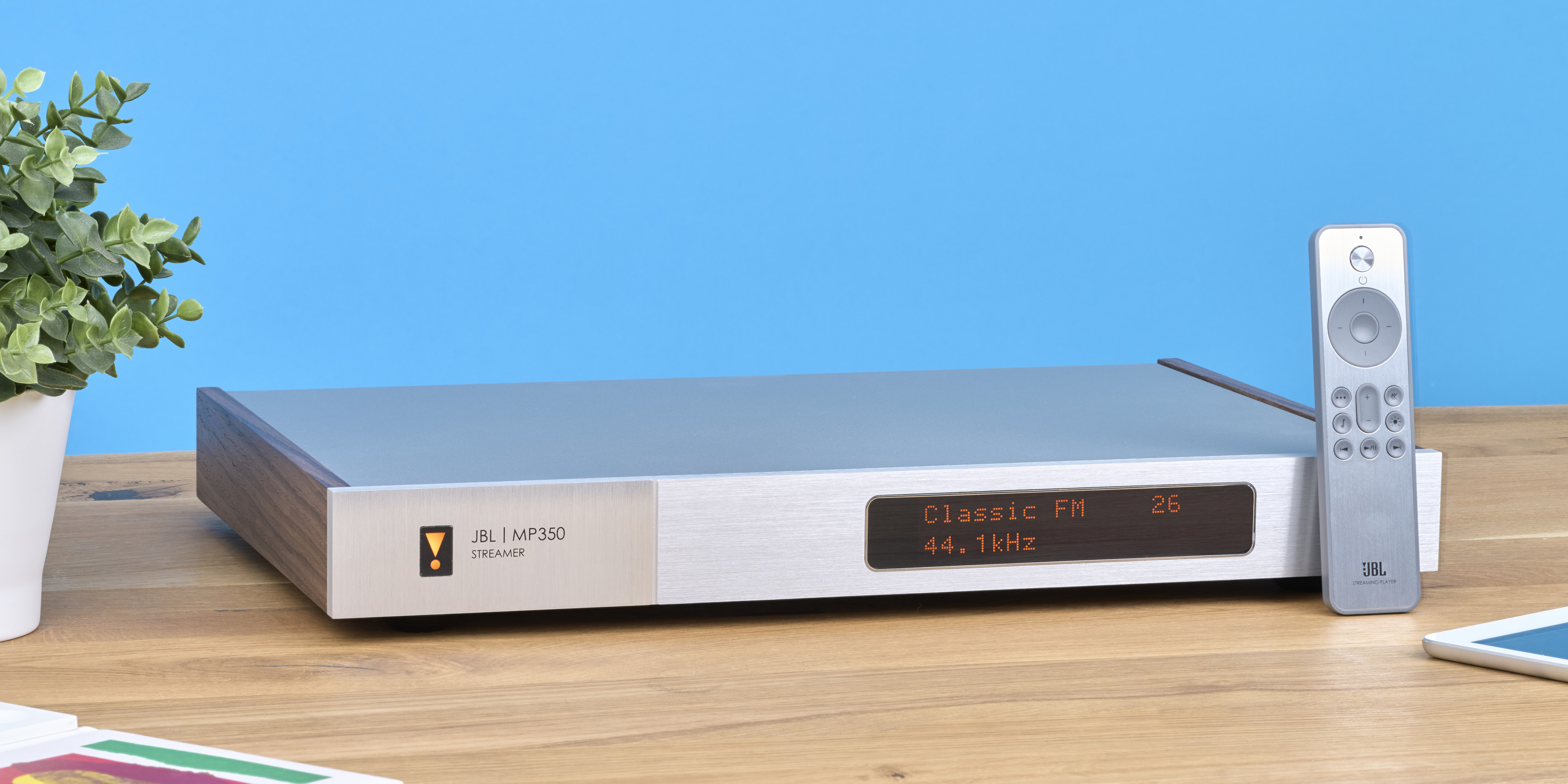 JBL MP350 Classic im Test: Stabiler Sound im Retro-Look - HIFI.DE