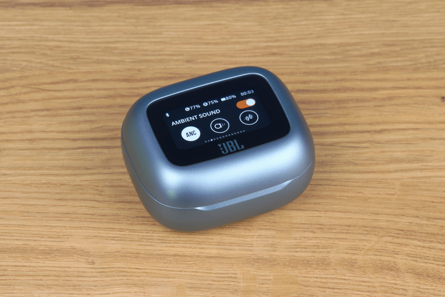 JBL Live Beam 3 im Test: Was bringt das Display im Ladecase? - HIFI.DE