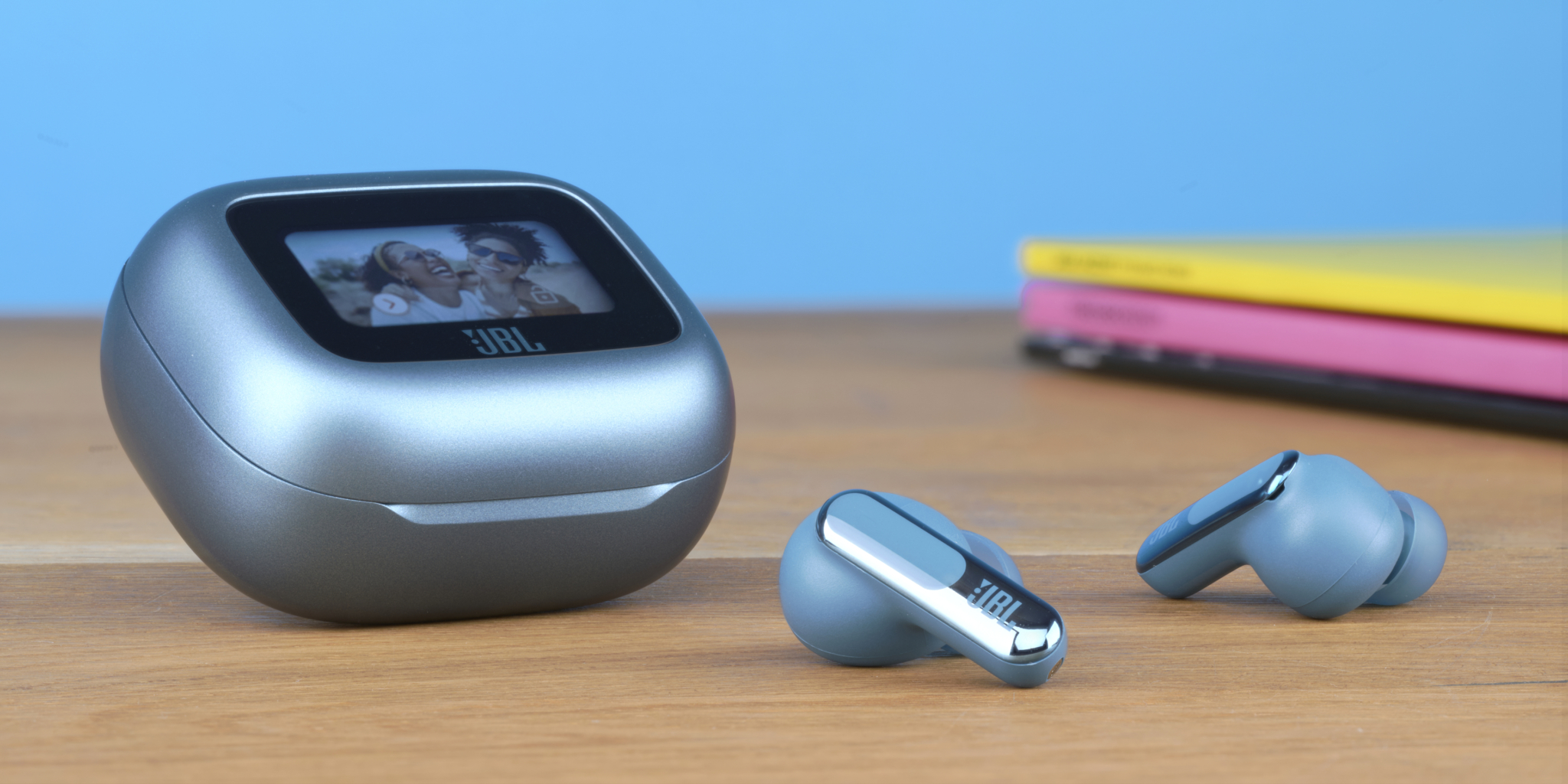 JBL Live Beam 3 im Test: Was bringt das Display im Ladecase? - HIFI.DE