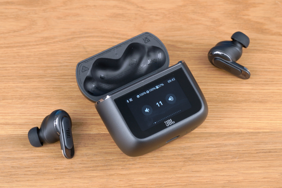 JBL Tour Pro 3 im Test: Kopfhörer und smarter Handy-Zusatz - HIFI.DE