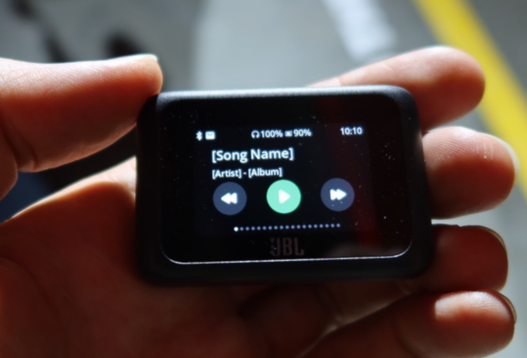 Wir haben JBLs neue Over-Ears samt Auracast-Transmitter ausprobiert ...