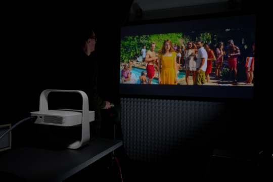 Xgimi Elfin Flip im Test: Ein Mini-Beamer im Buchformat - HIFI.DE